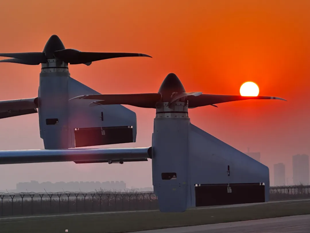 国内首架全倾转旋翼eVTOL鸿鹄MARK1工程样机完成总装下线_低空界_低空经济网_低空行业资讯与产业服务